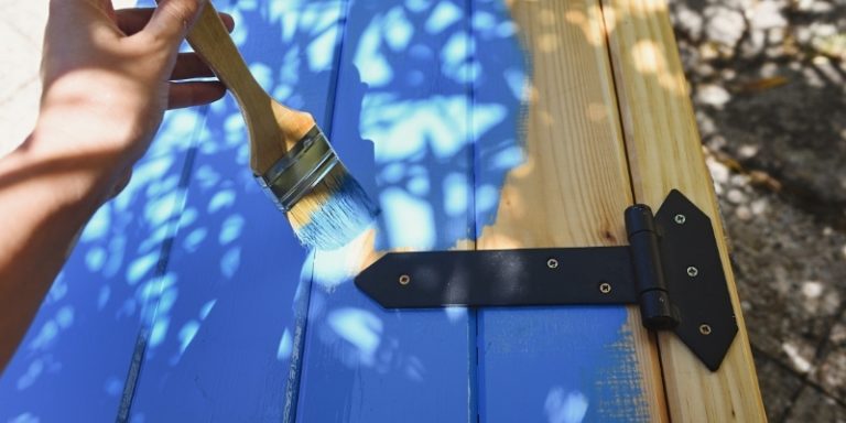 Comment repeindre des volets en bois soi-même ? Nos meilleures astuces
